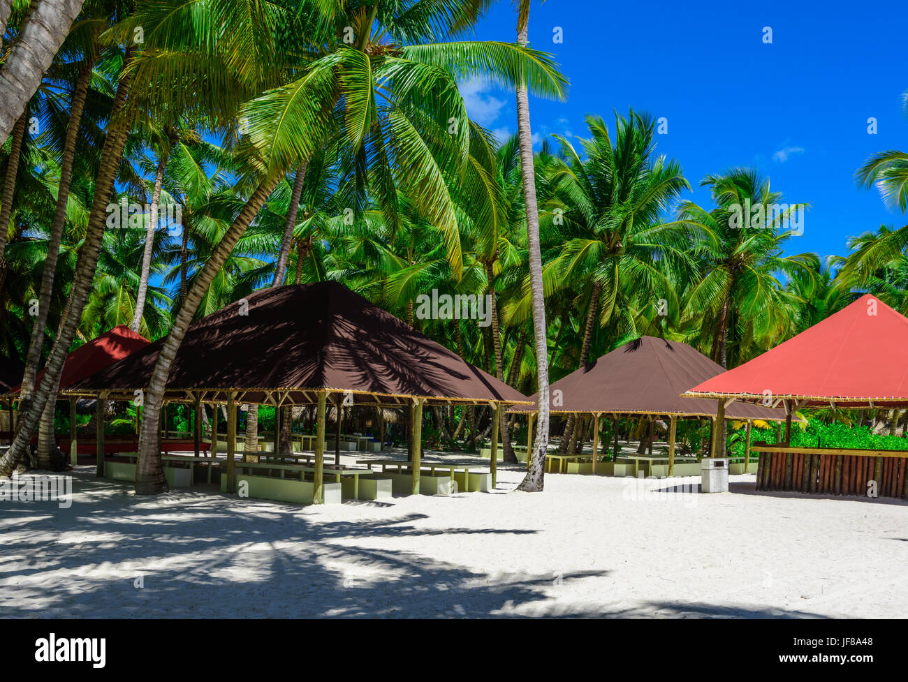 Palm leaf hut hi-res stock photography and images - Alamy