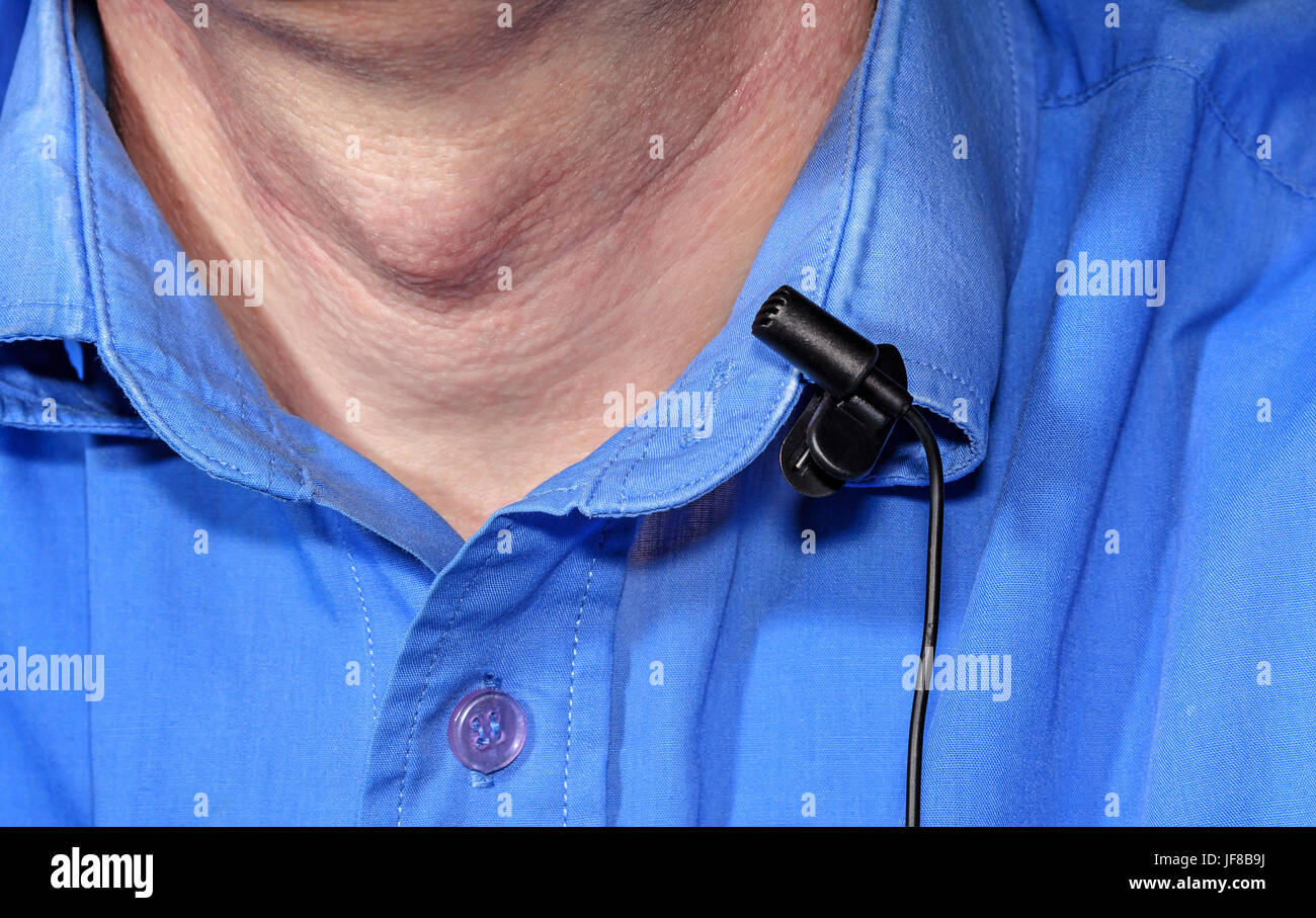 Clip the microphone on the shirt Stock Photo - Alamy