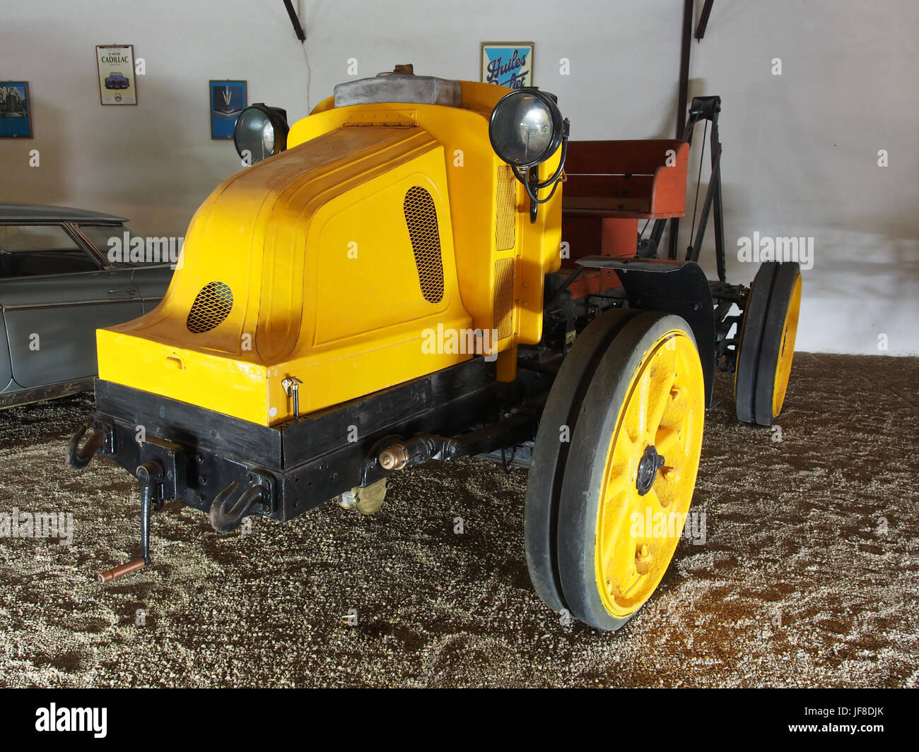 The 1914 Latil artillery tractor, showcased at the Maurice Dufresne ...