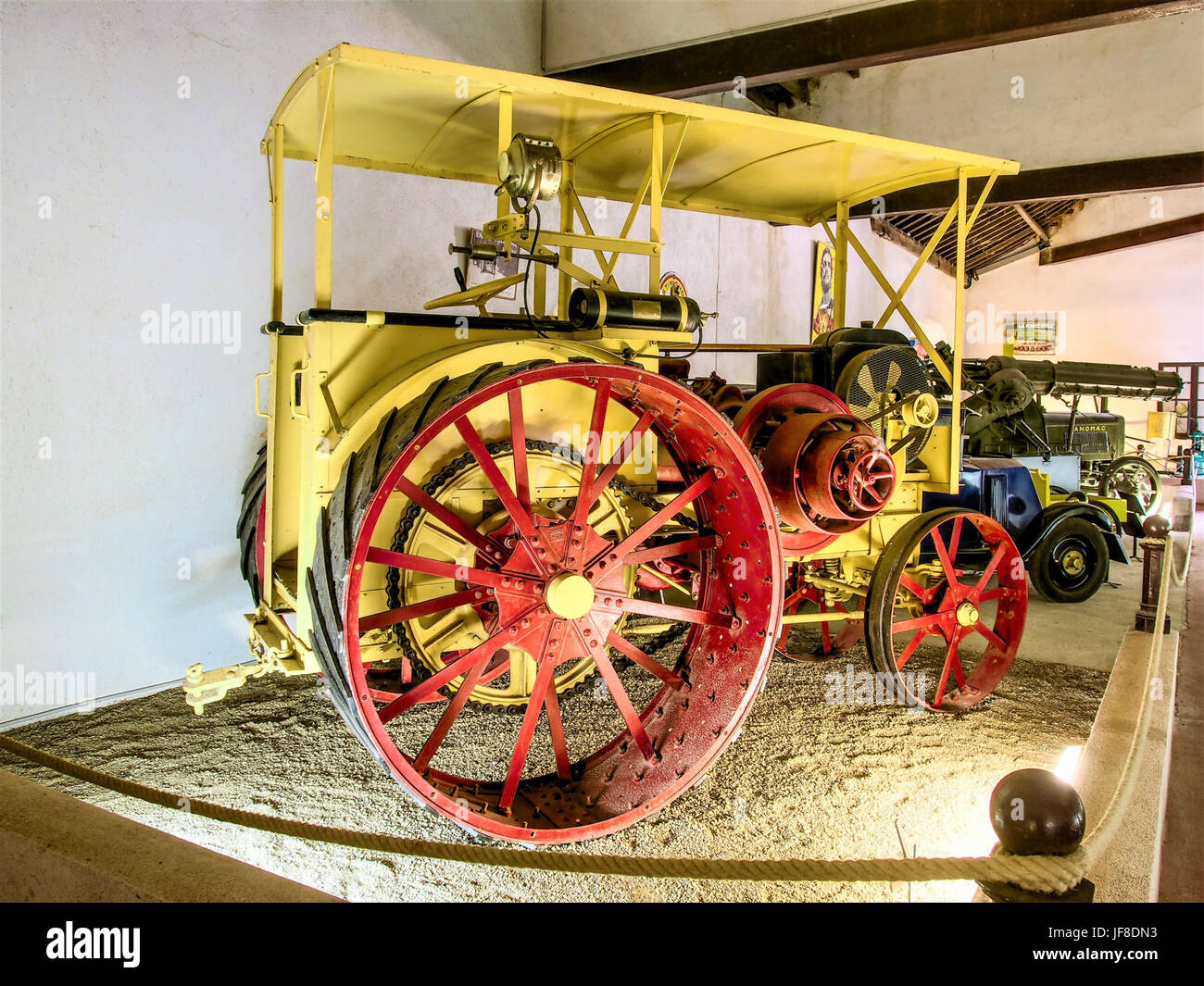 The 1902 Premier Titan tractor, equipped with a 30hp 4-cylinder engine ...
