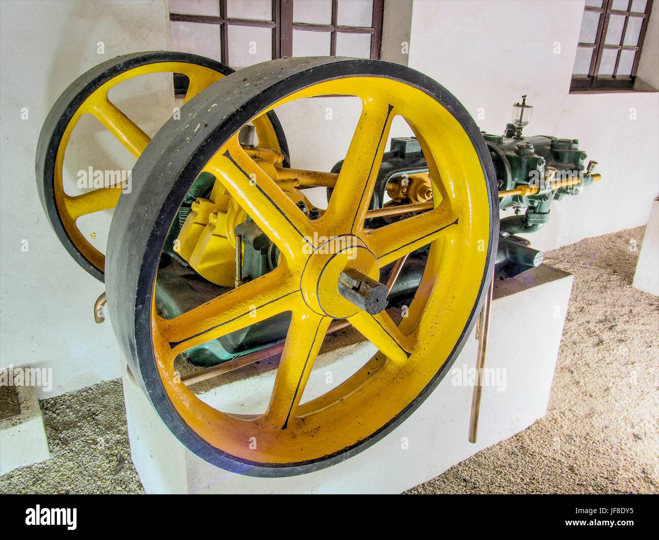 The 1910 steam engine (moteur à vapeur) at the Musée Maurice Dufresne ...