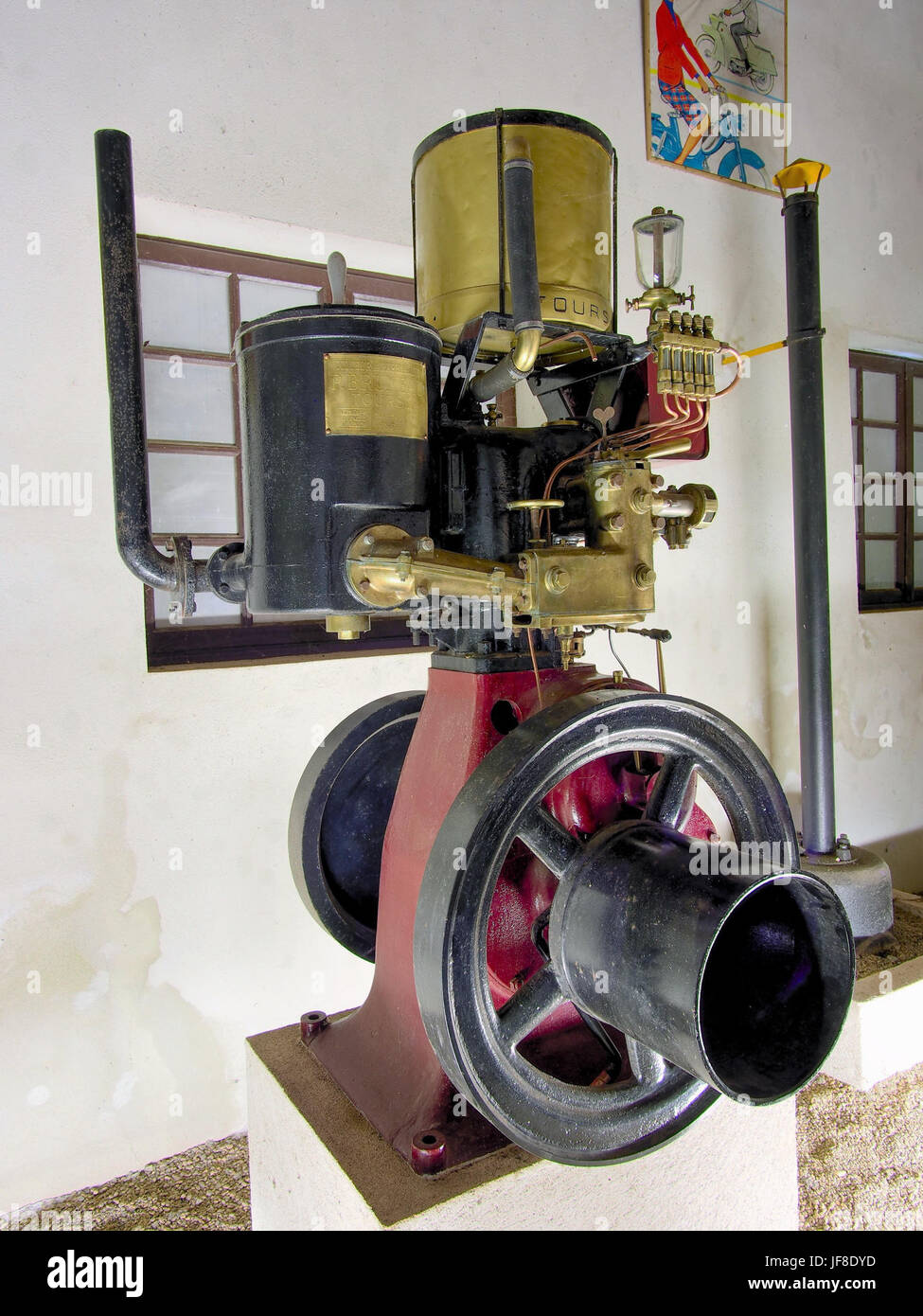 The 1910 Buneau engine, preserved at the Musée Maurice Dufresne, is a ...