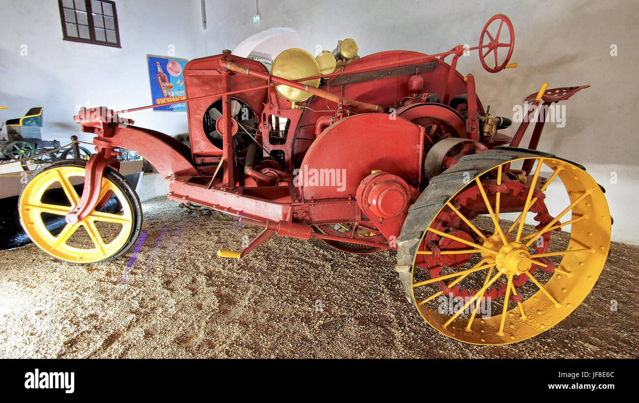 1914 Big-Bull tractor on display at Musée Maurice Dufresne ...