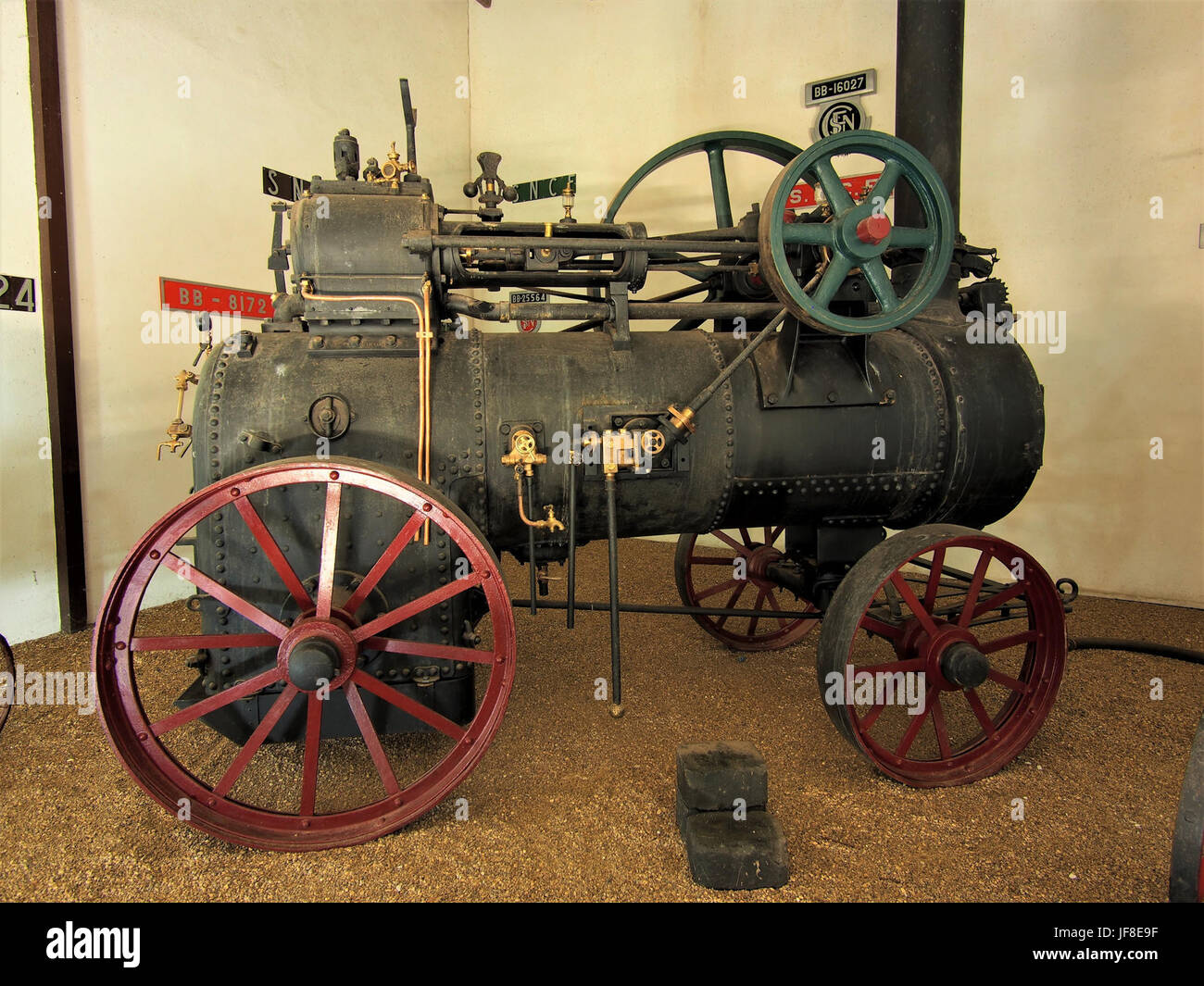 The 1907 Locomobile, a steam-powered vehicle from England, is a rare ...