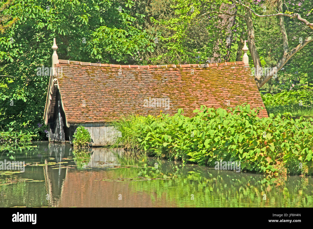 Scotney Medieval Castle, House Boat on Lake, Lamberhurst, Kent Stock ...
