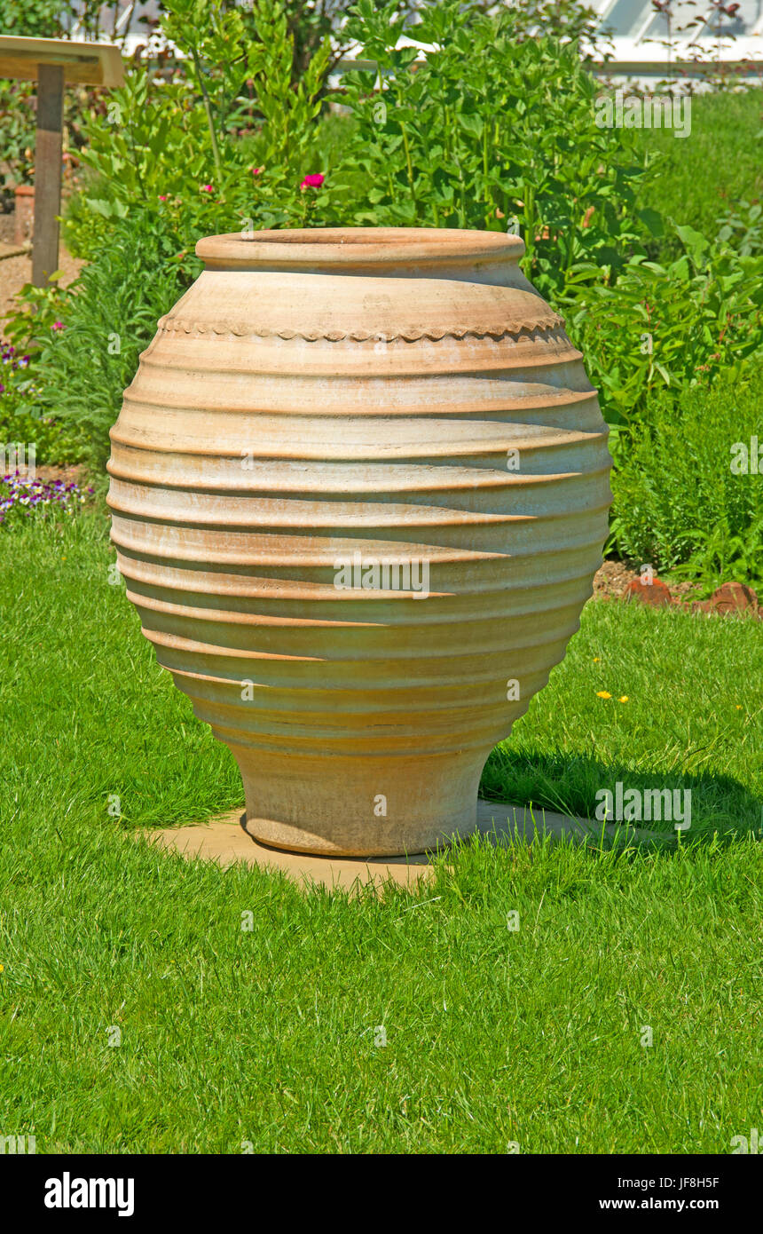 Scotney Medieval Castle, Urn in Garden, Lamberhurst, Kent Stock Photo ...