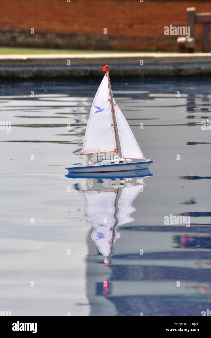Model boat pool hi-res stock photography and images - Alamy