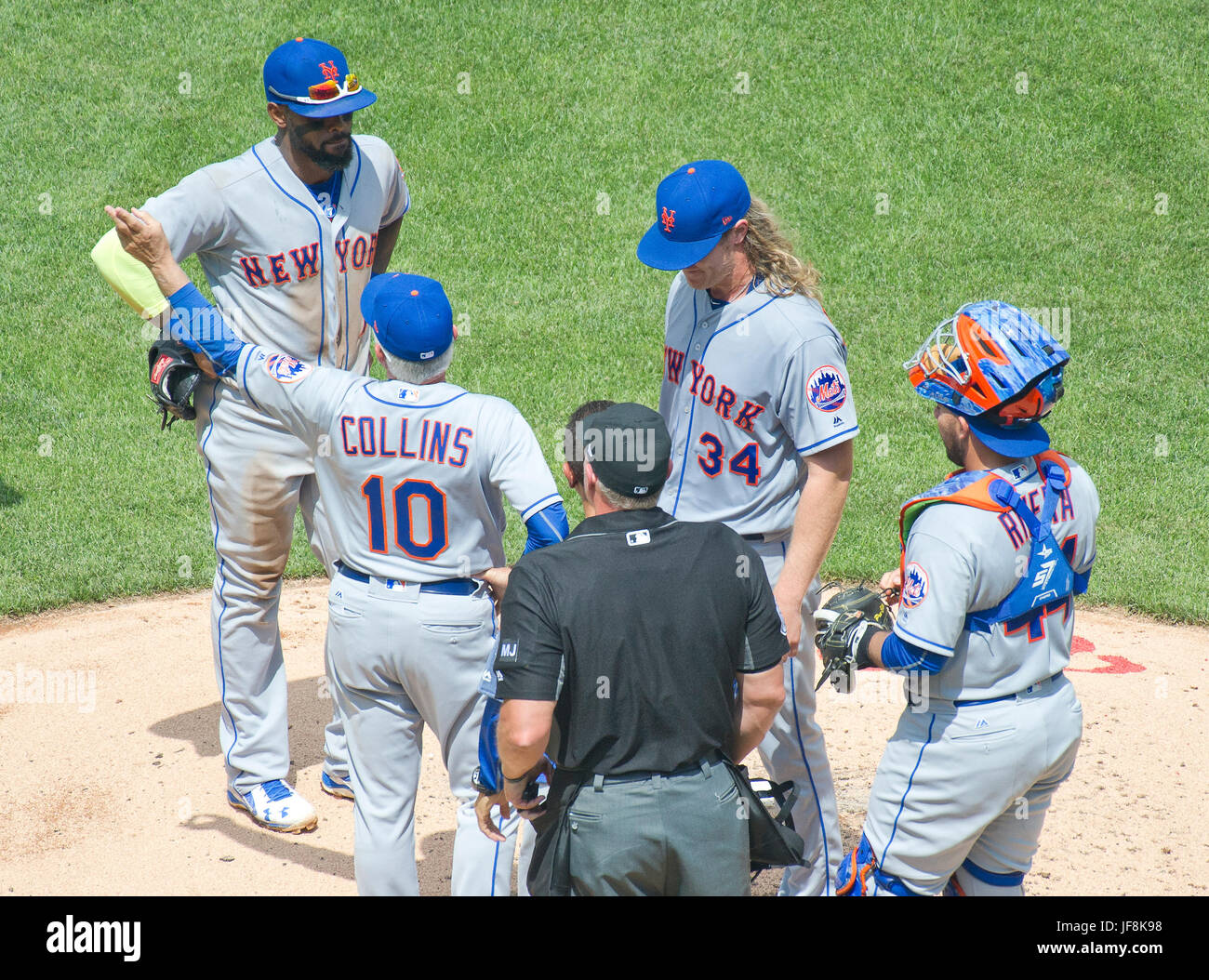 New York Mets manager Terry Collins (10) signals to the bullpen after ...