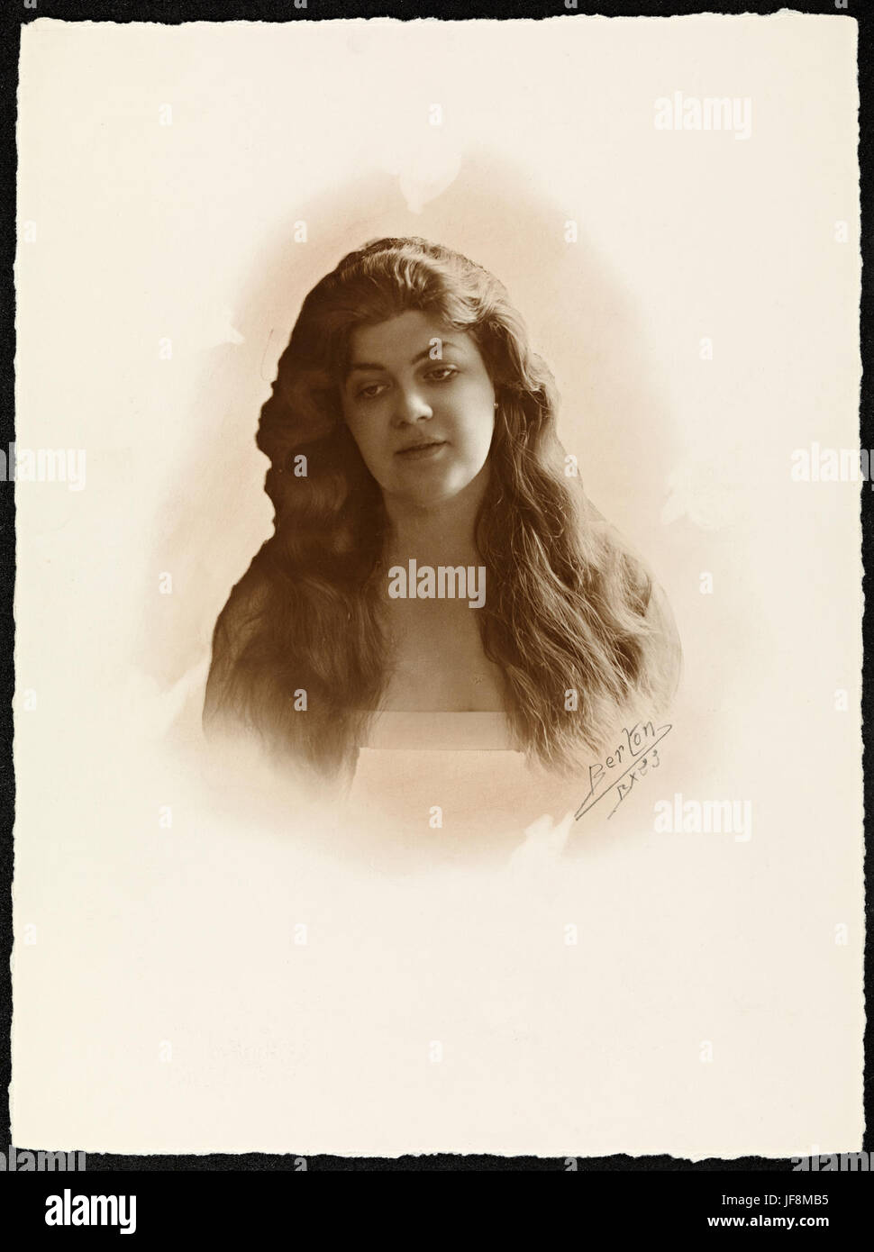 A portrait of the Norwegian-American soprano Grace Holst, capturing her ...