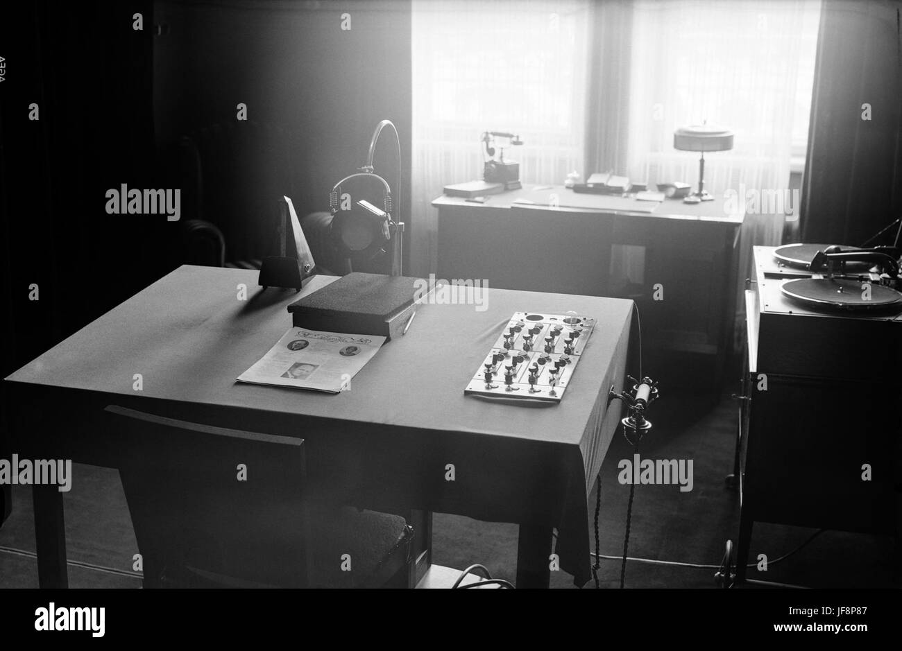 Radio recording 1930s hi-res stock photography and images - Alamy