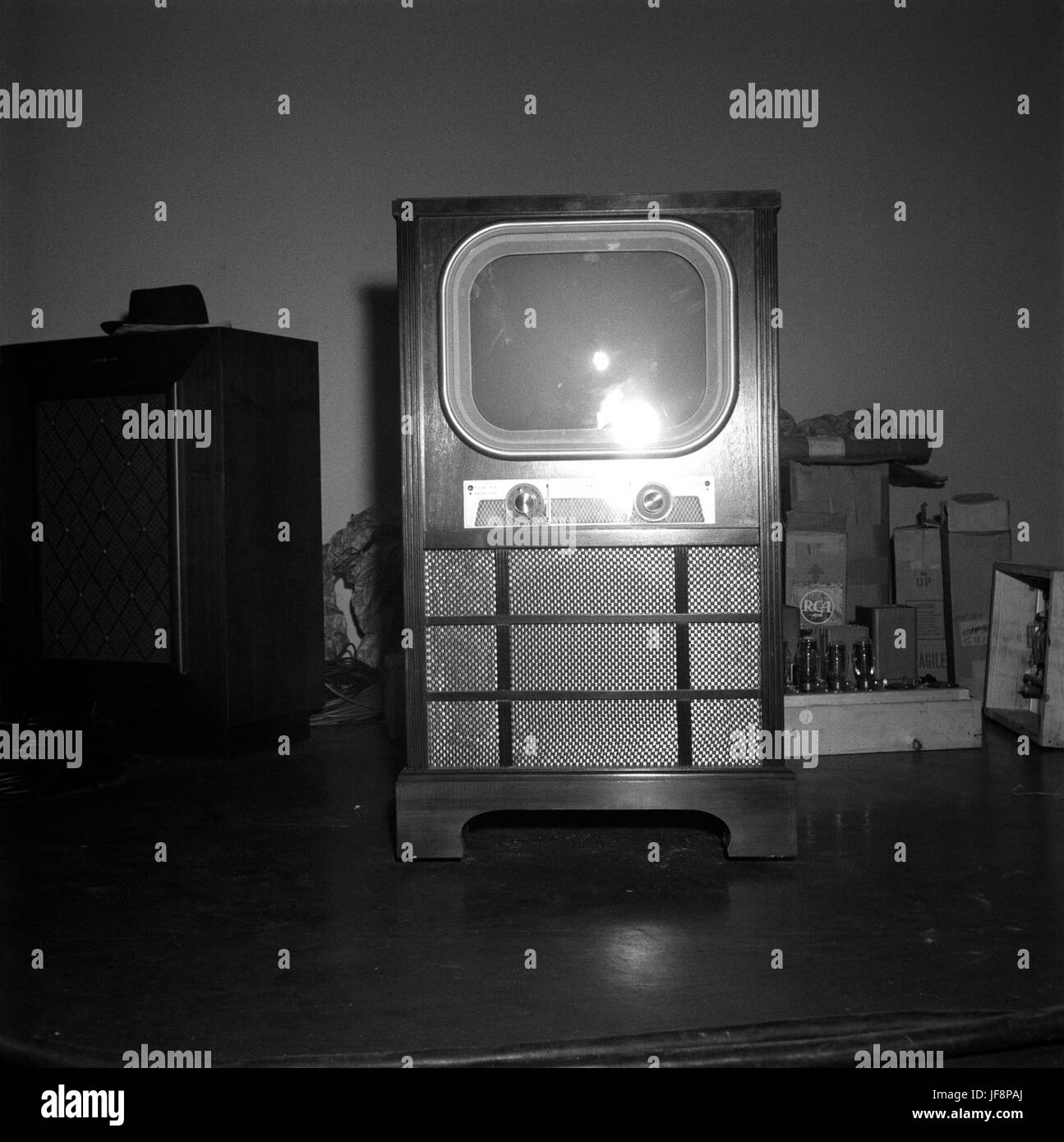 Tv commercial 1950 hi-res stock photography and images - Alamy