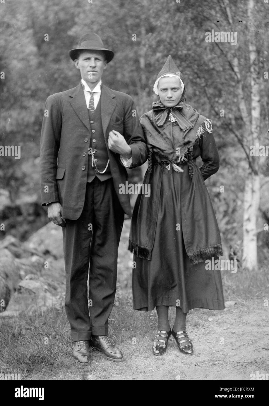 A bride and groom in a traditional Norwegian wedding in Bjørkedalen ...