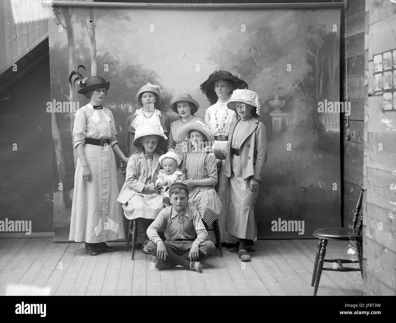 Studio portrait 1915 hi-res stock photography and images - Alamy