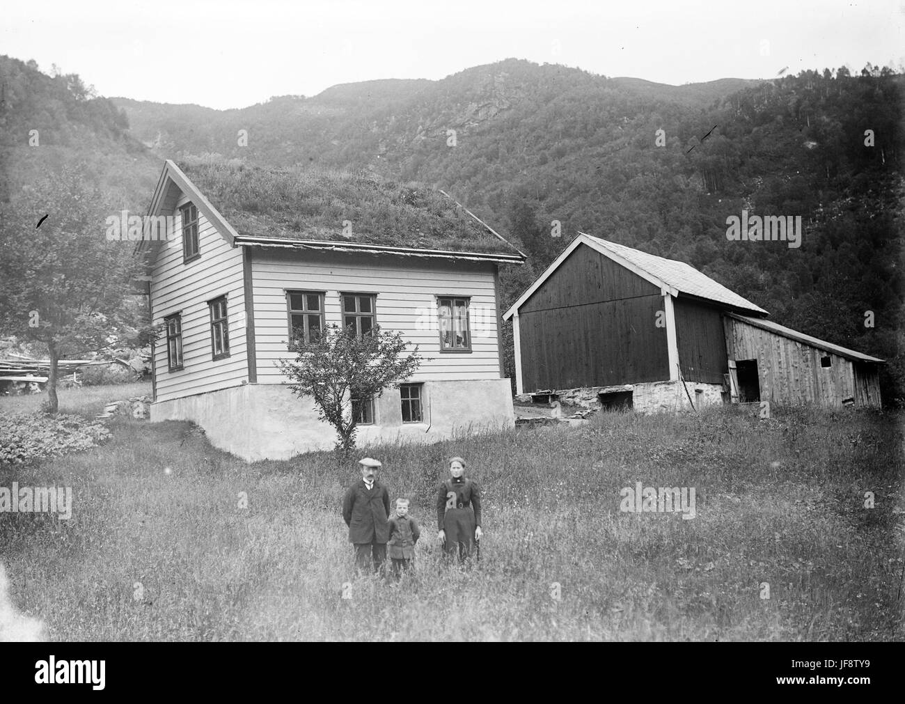 Vintage family outside house hi-res stock photography and images - Alamy