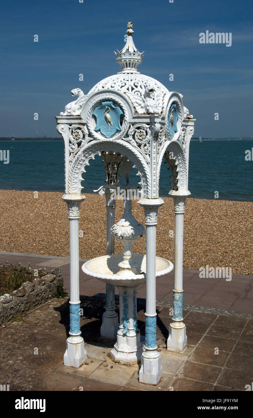 The seafront at cowes on the isle of wight hi-res stock photography and ...