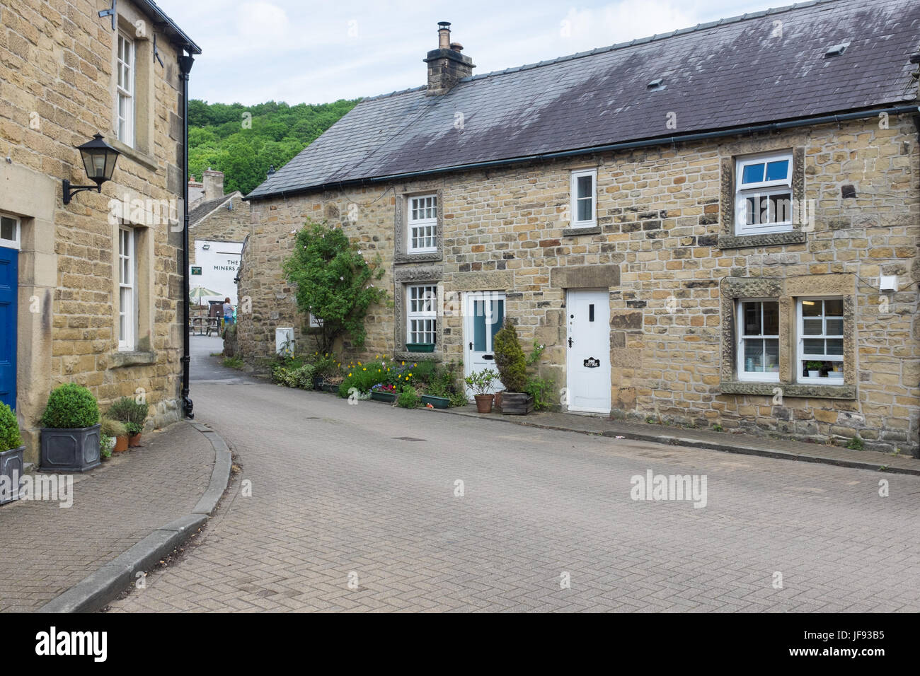 Old stone cottages in the village of Eyam in the Derbyshire Peak ...