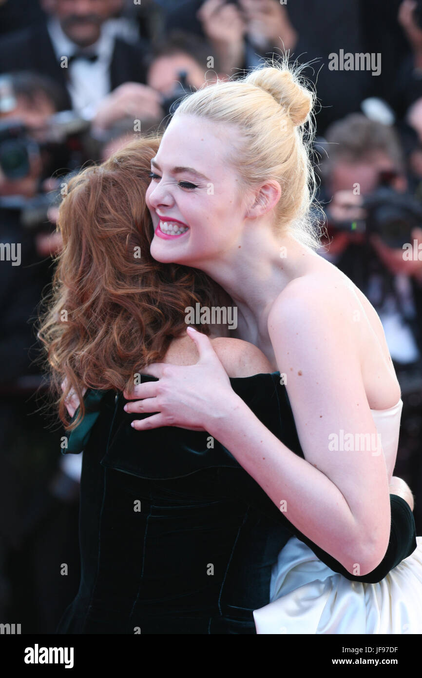 Susan sarandon l and elle fanning hi-res stock photography and images ...