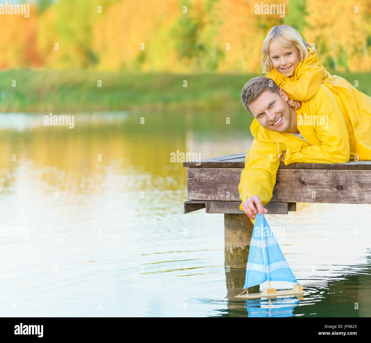 Family on lake hi-res stock photography and images - Alamy