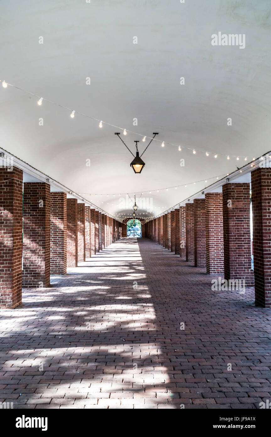 New market and head house square hi-res stock photography and images ...