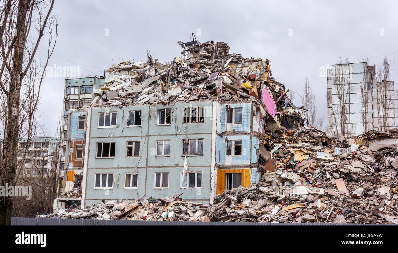 Demolition house hi-res stock photography and images - Alamy