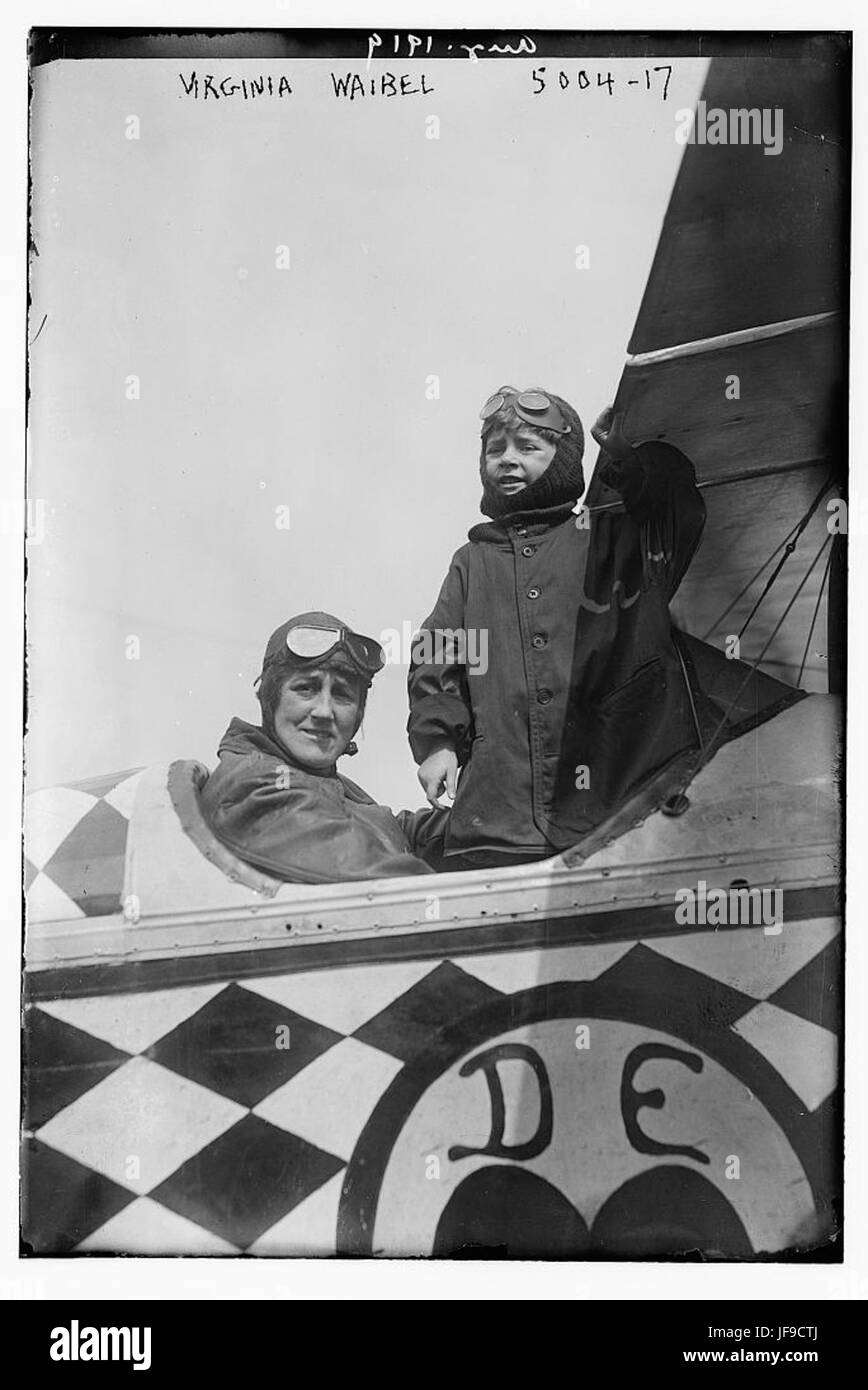 Captivating woman Black and White Stock Photos & Images - Alamy