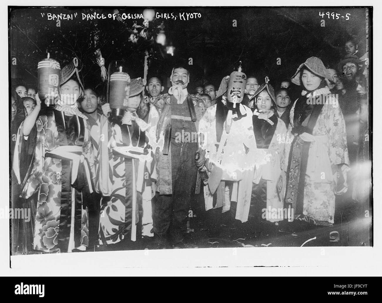 The traditional Banzai dance performed by Geisha girls in Kyoto, Japan ...