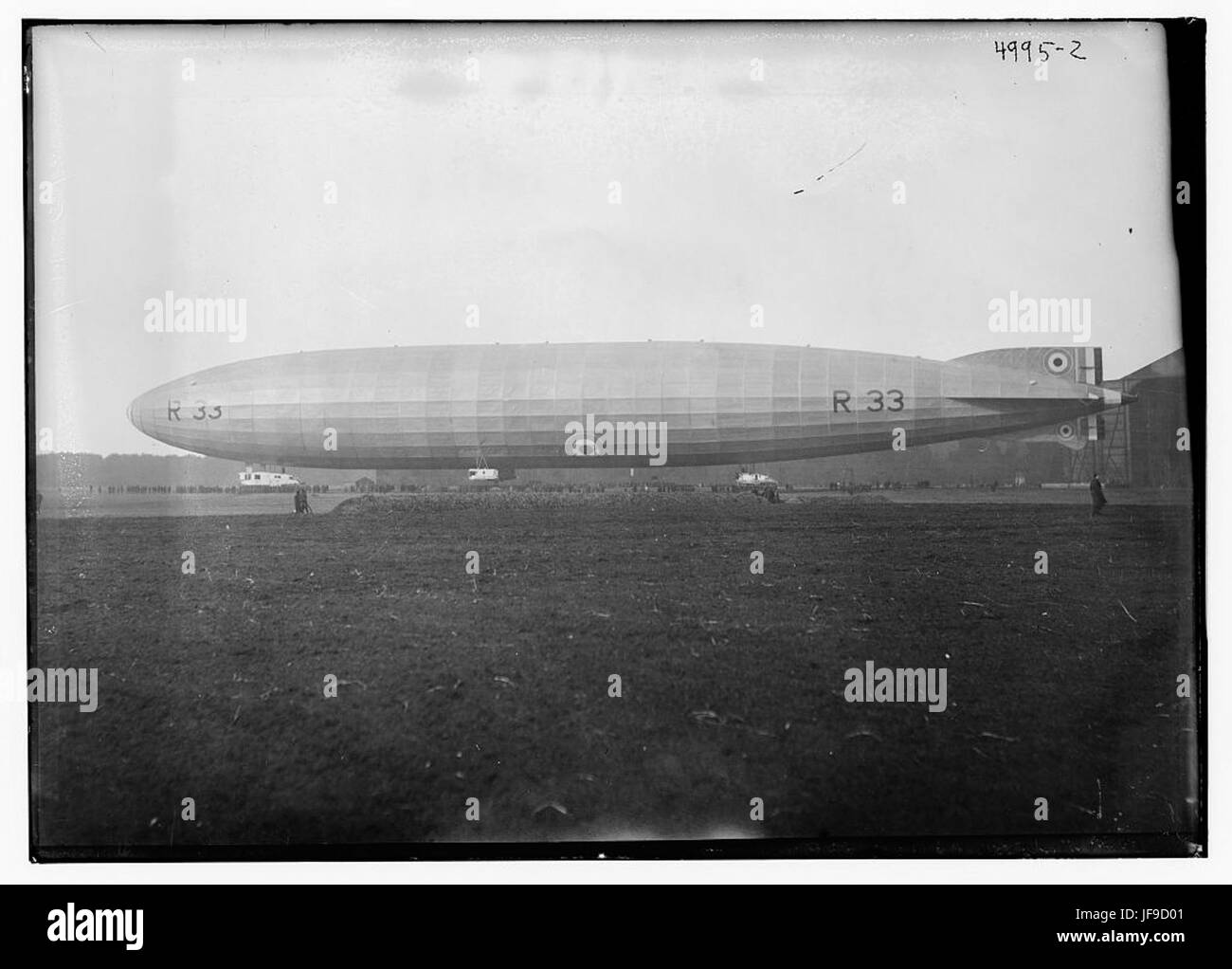 The R-33, a British airship from the early 20th century, was an ...