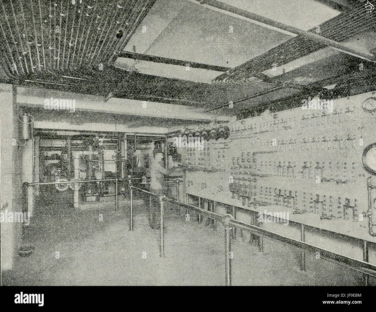 Early telephone switchboard operator hi-res stock photography and ...