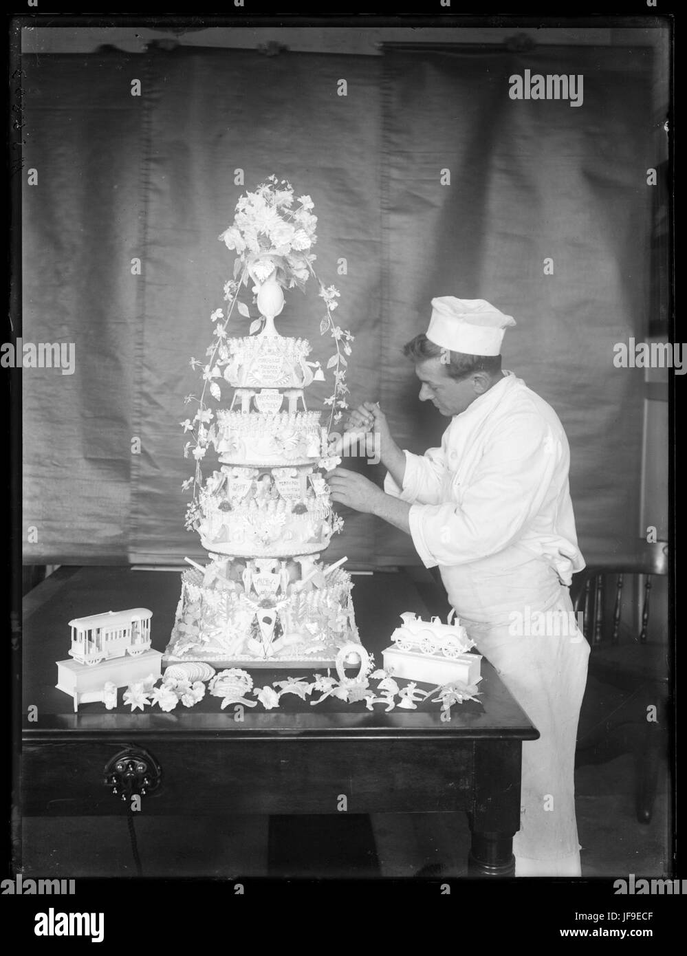 State Bakery – Crafting a Traditional Wedding Cake Stock Photo - Alamy