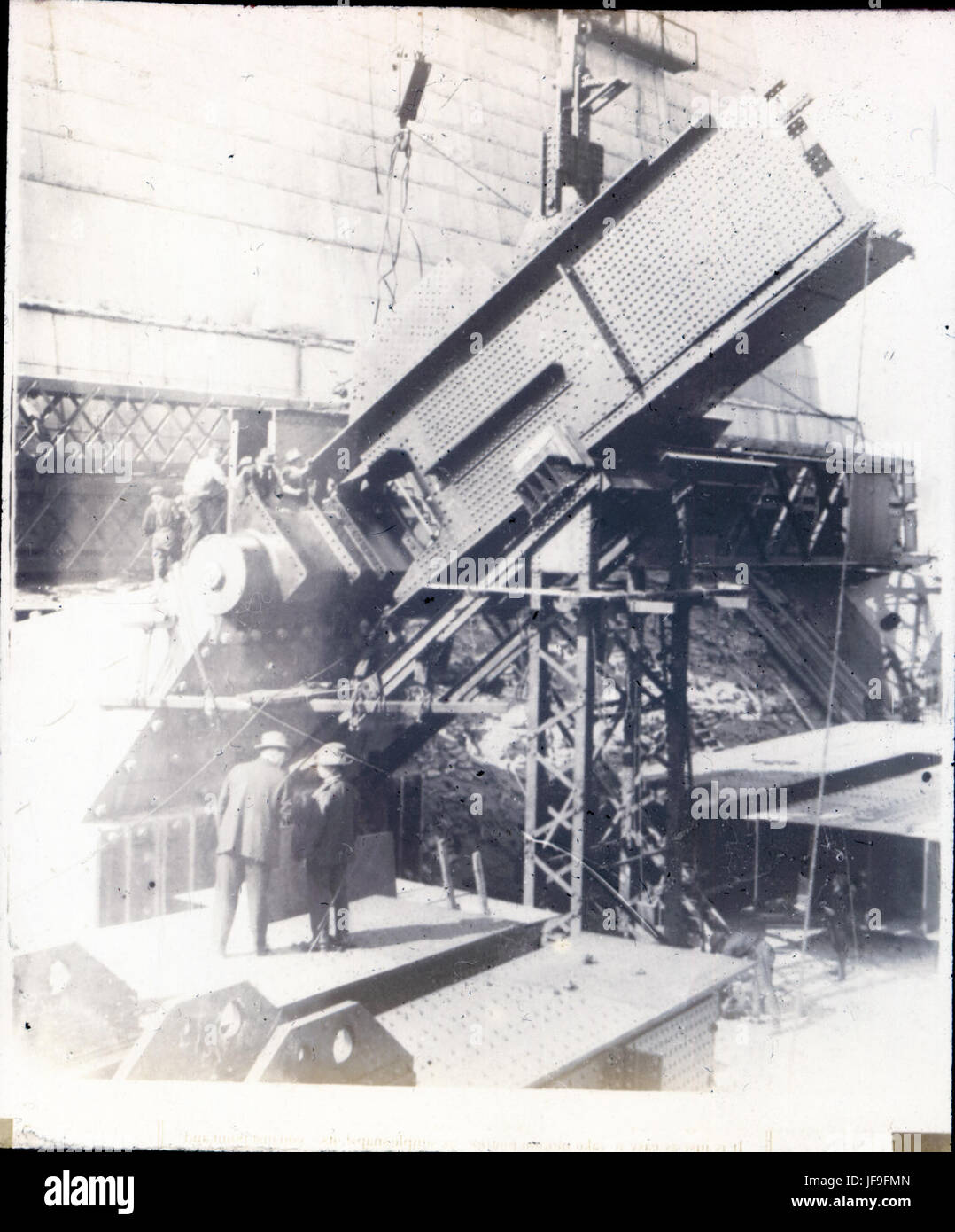 An iconic image of the Sydney Harbour Bridge during its construction ...