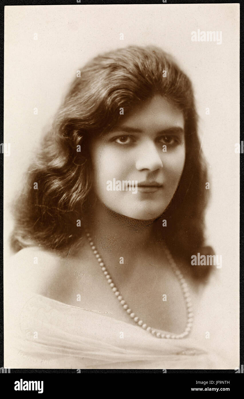 A beautiful portrait of the Norwegian-American soprano Grace Holst ...