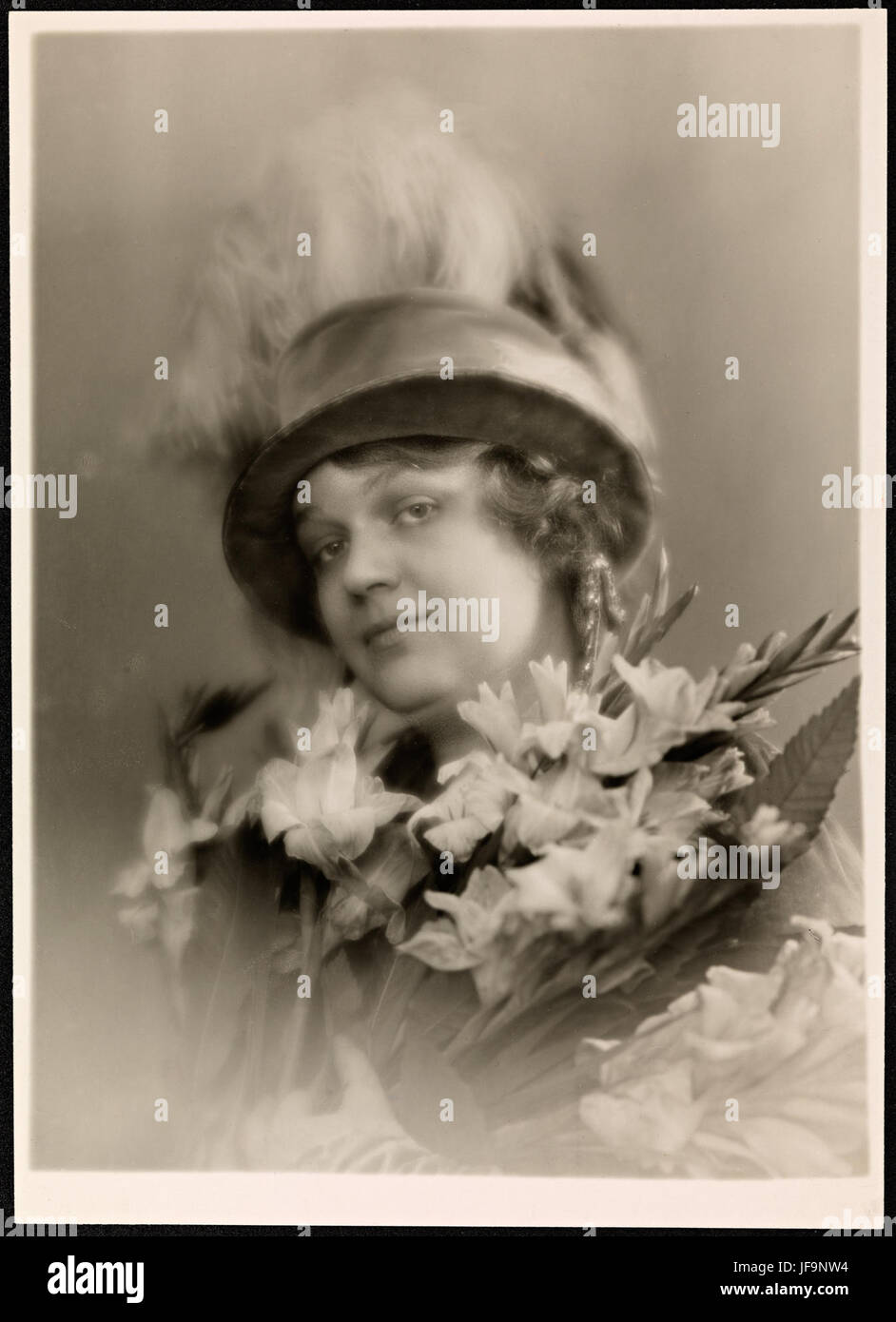 Portrett av den norsk-amerikanske sopranen Grace Holst (1892-1975): A ...