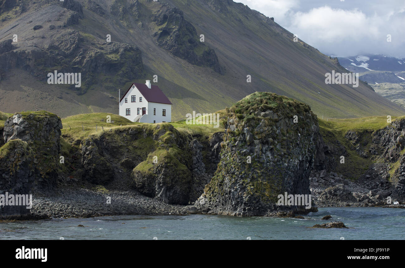 Tipical icelandic house Stock Photo - Alamy