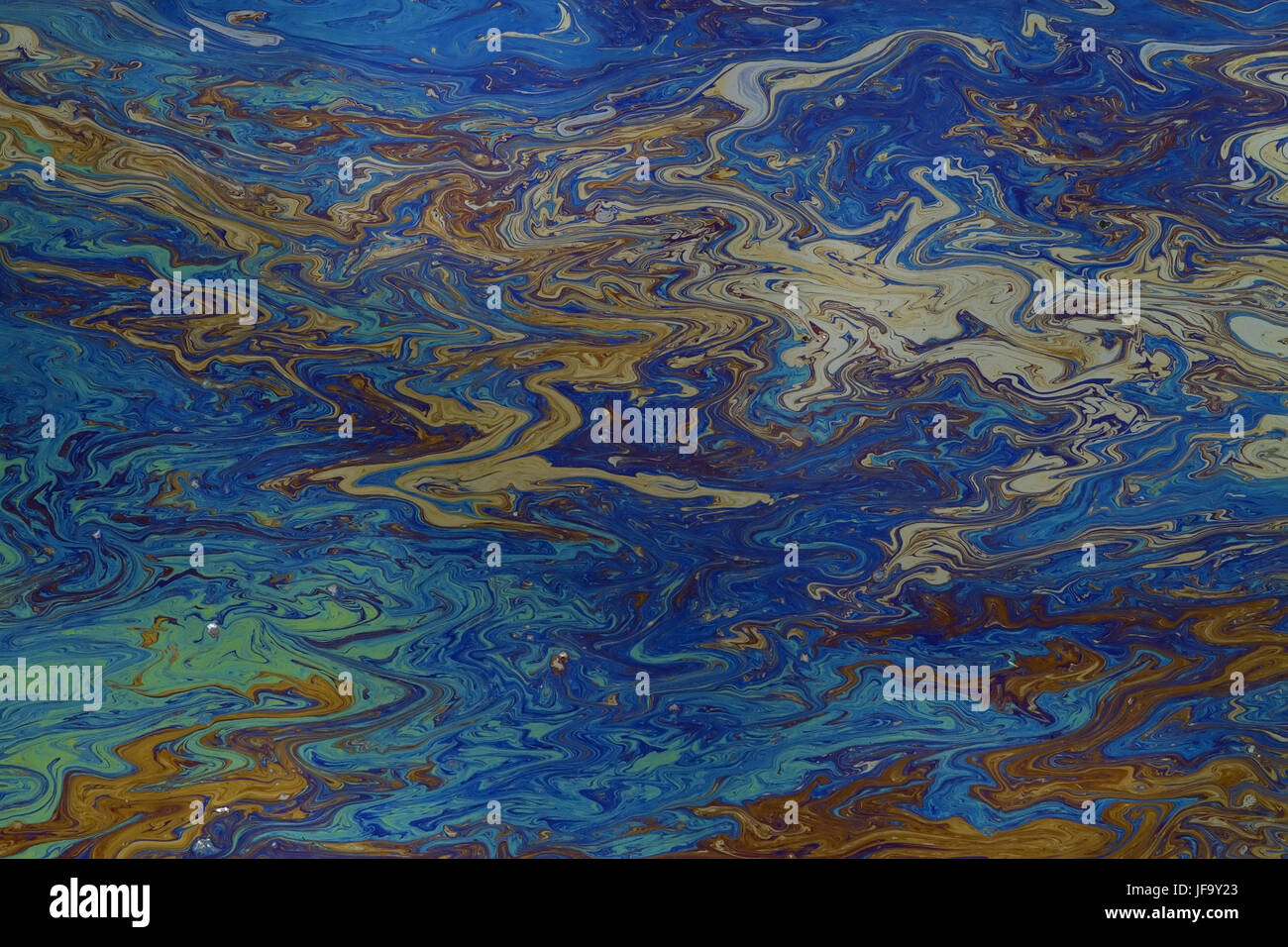 oil slick on water Stock Photo - Alamy