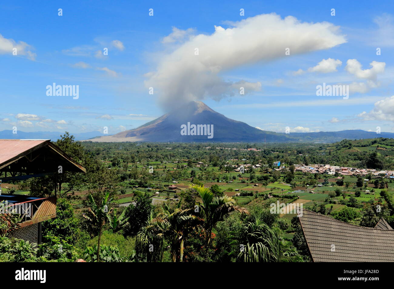 Explosion volcanique hi-res stock photography and images - Alamy