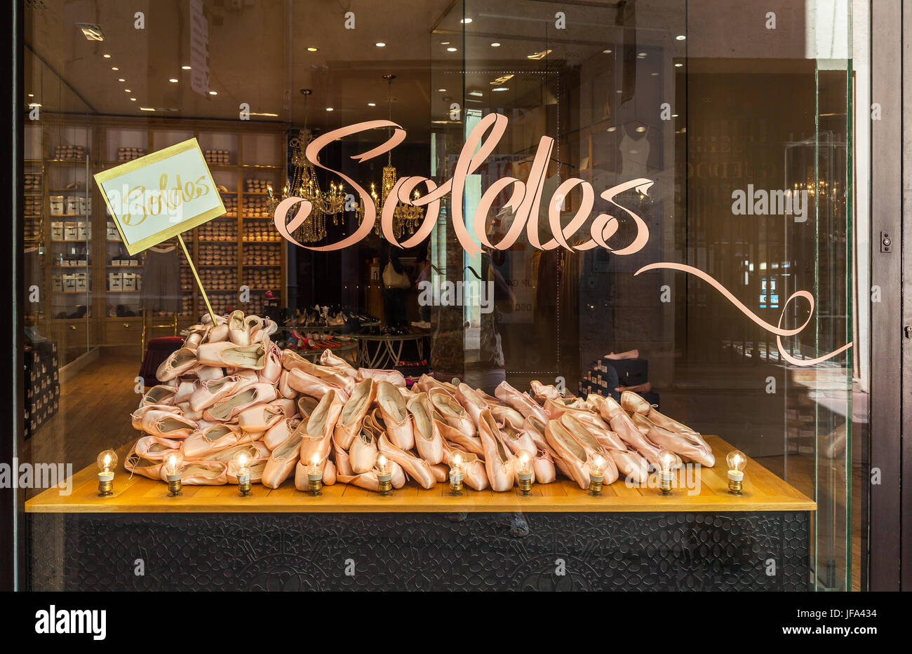 Pointe shoe hi-res stock photography and images - Alamy