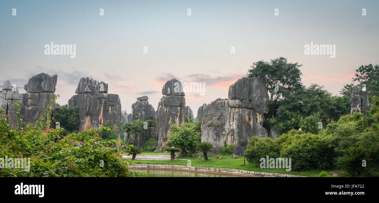yunnan stone forest scenic Stock Photo - Alamy