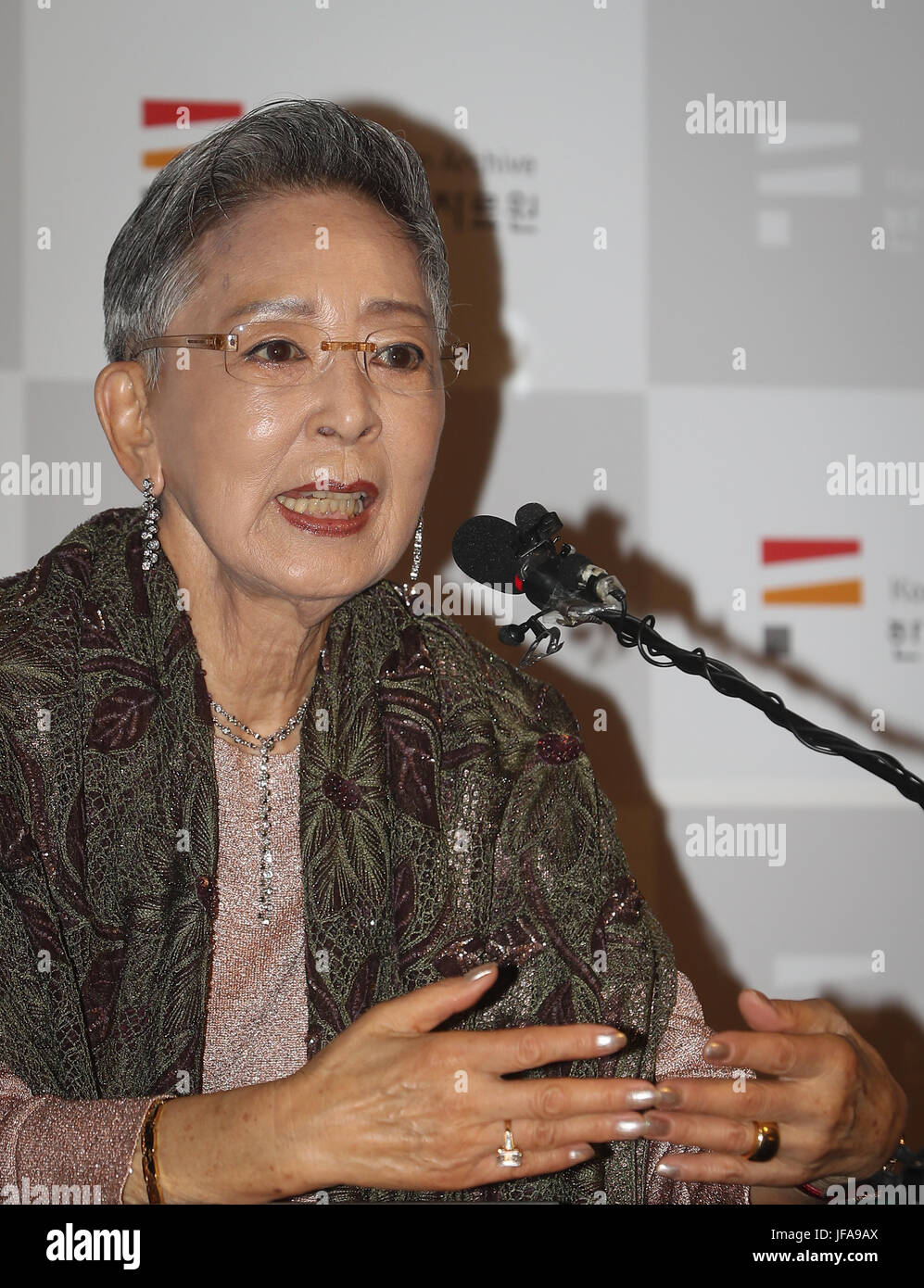 S. Korean actress Kim Ji-mi South Korean actress Kim Ji-mi greets ...