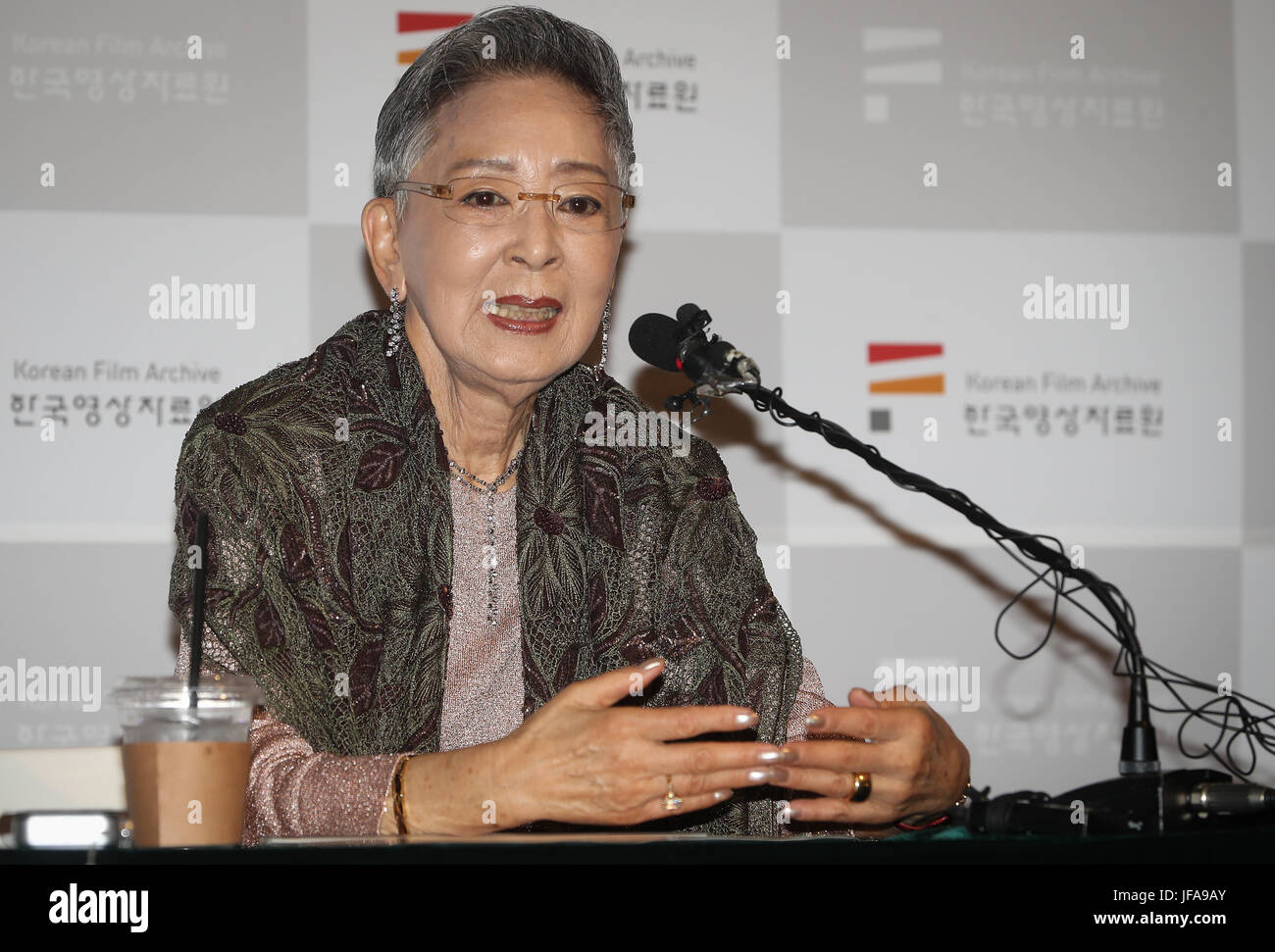 S. Korean actress Kim Ji-mi South Korean actress Kim Ji-mi greets ...