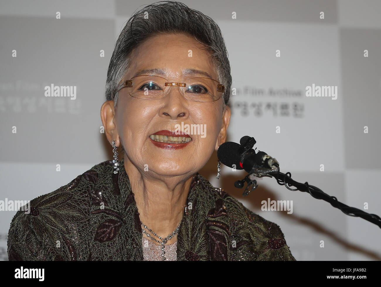 S. Korean actress Kim Ji-mi South Korean actress Kim Ji-mi greets ...