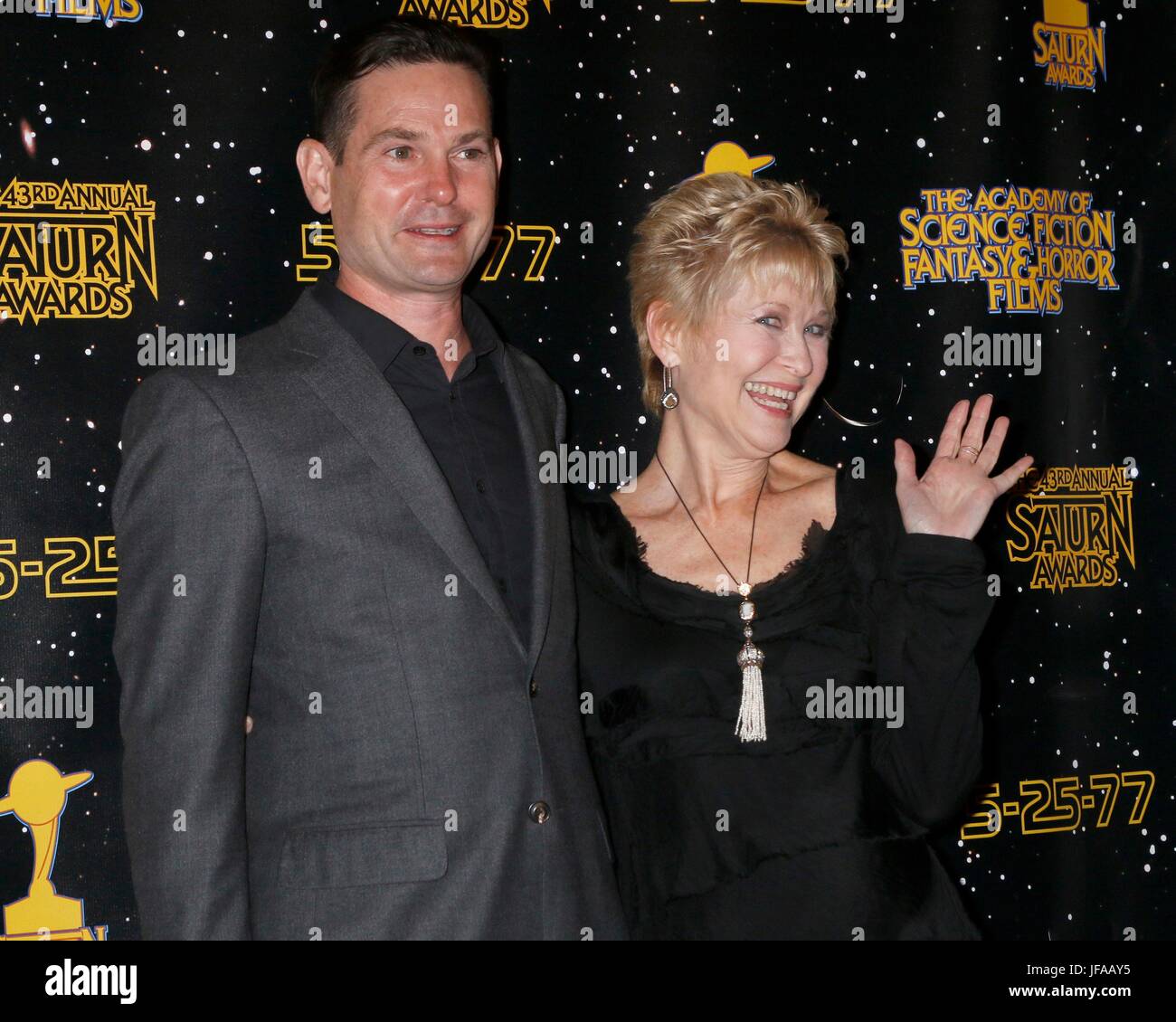 Henry thomas dee wallace hi-res stock photography and images - Alamy