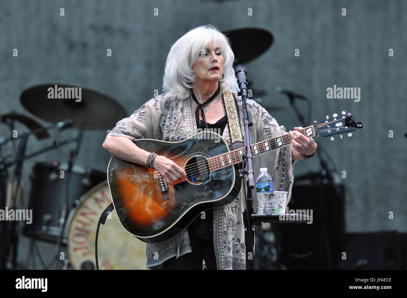 Emmylou harris performing hi-res stock photography and images - Alamy