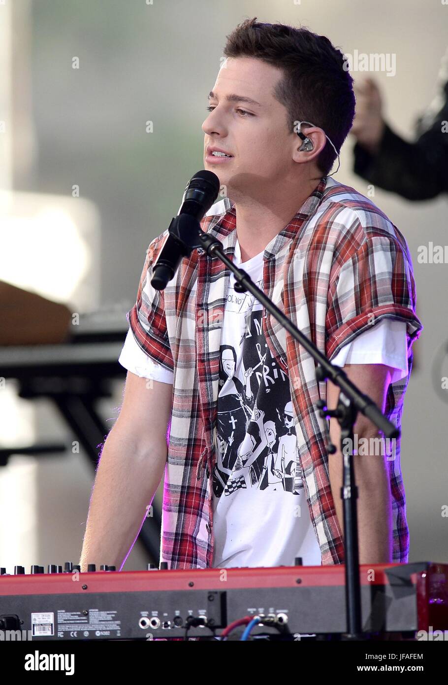 Charlie puth 2017 hi-res stock photography and images - Alamy