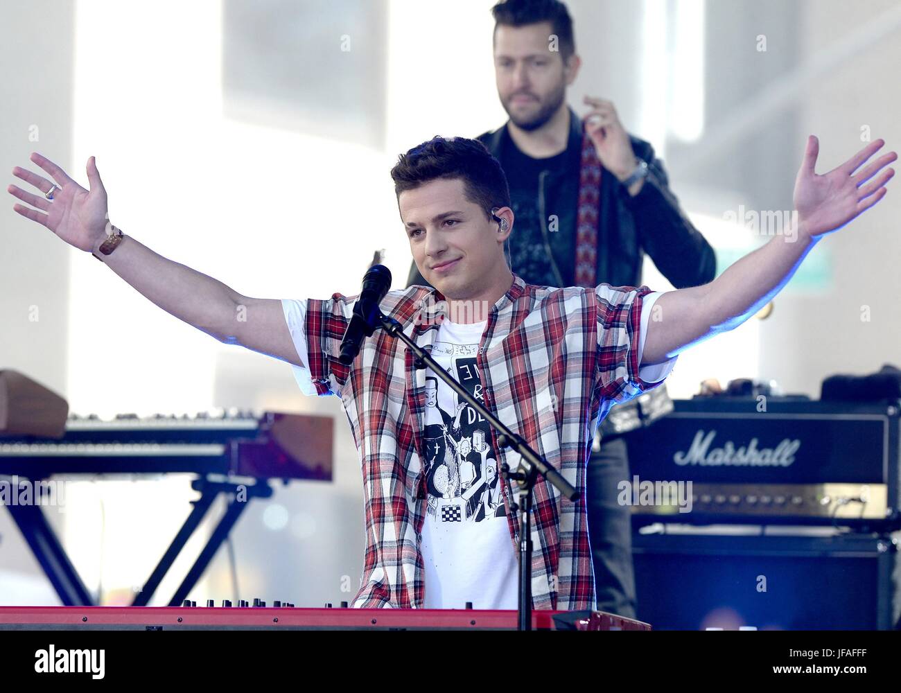 Charlie puth 2017 hi-res stock photography and images - Alamy