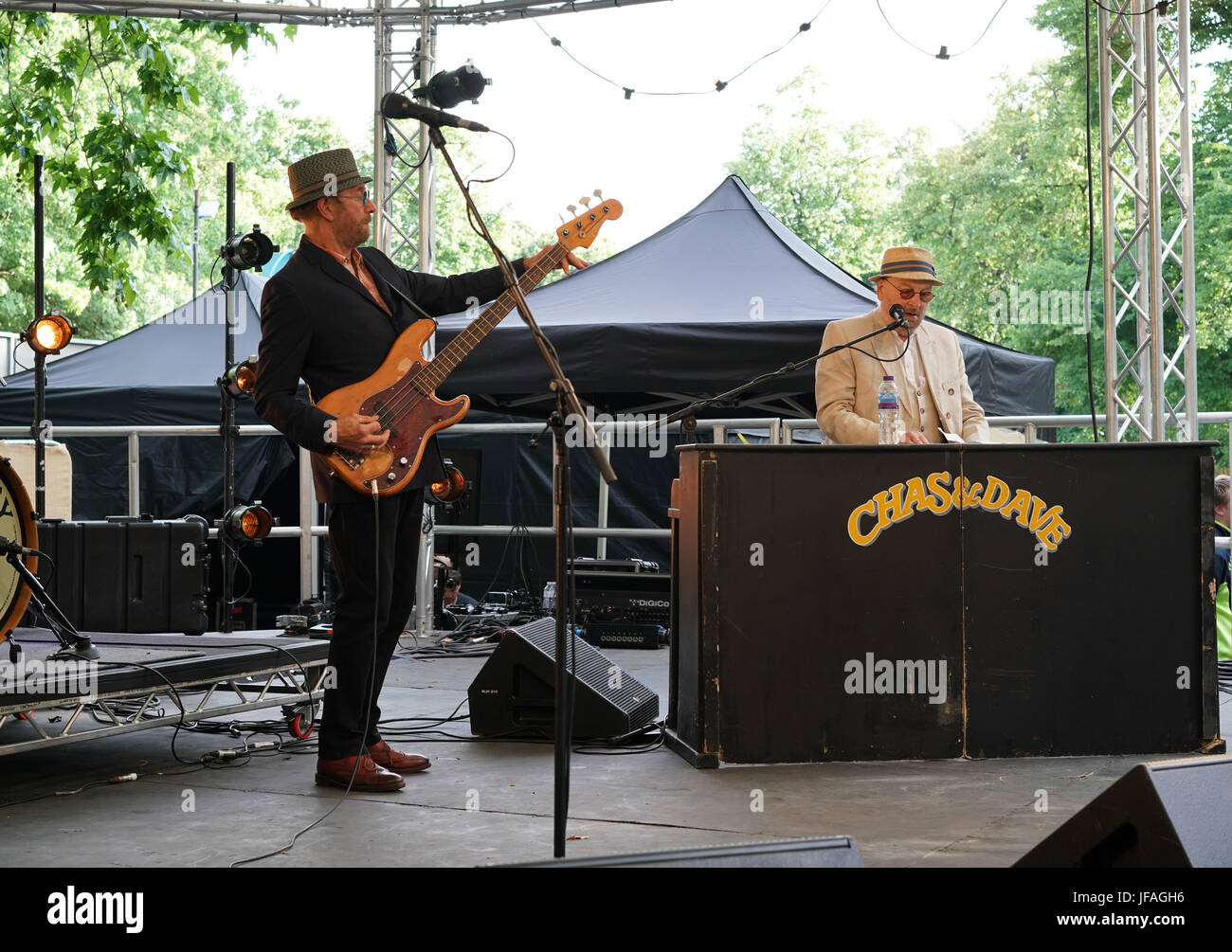 Chas and dave 2017 hi-res stock photography and images - Alamy