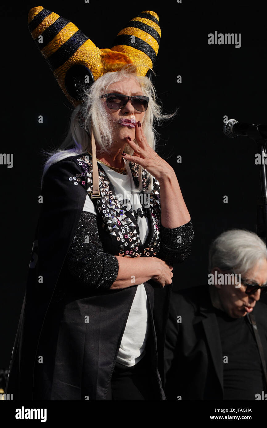 Debbie harry blondie on stage hi-res stock photography and images - Alamy