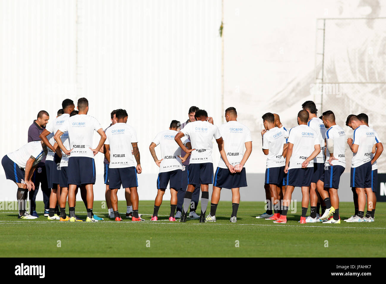 SÃO PAULO, SP - 30.06.2017: TREINO DO CORINTHIANS - Team gathered ...