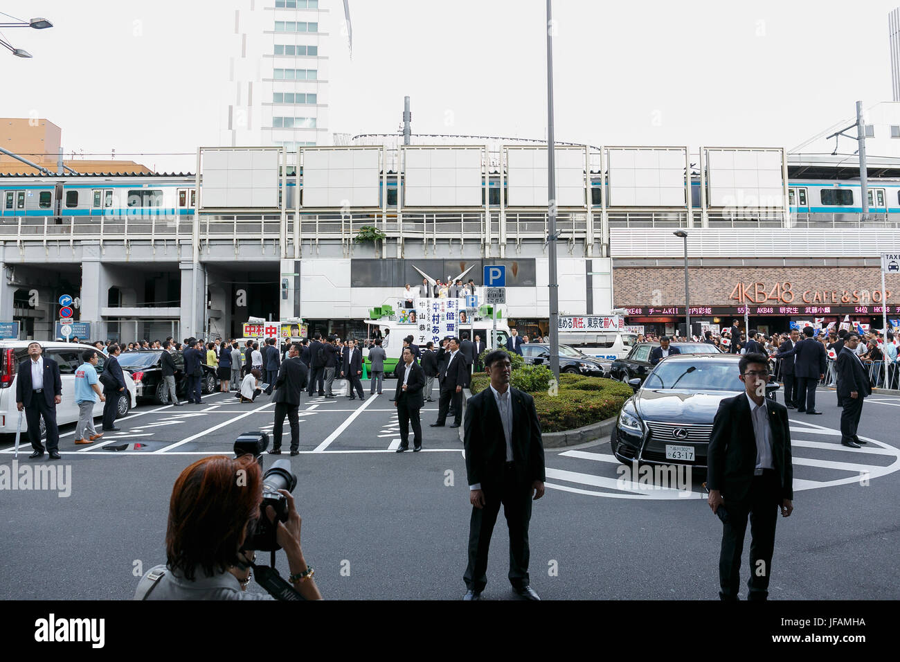 Tokyo, Japan. 1st July, 2017. Bodyguards watch over people while Shinzo ...
