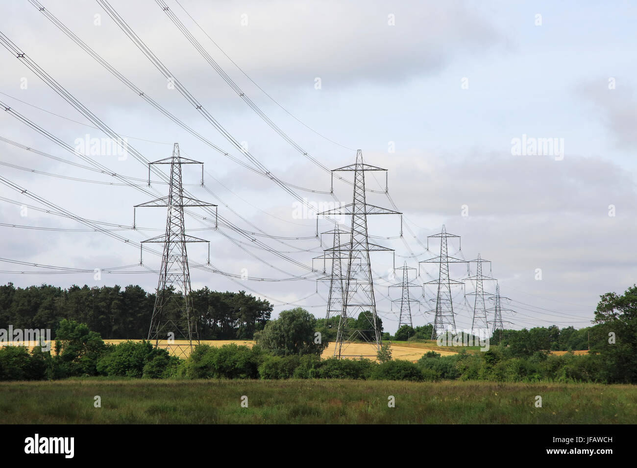 Power station electricity pylon uk hi-res stock photography and images ...
