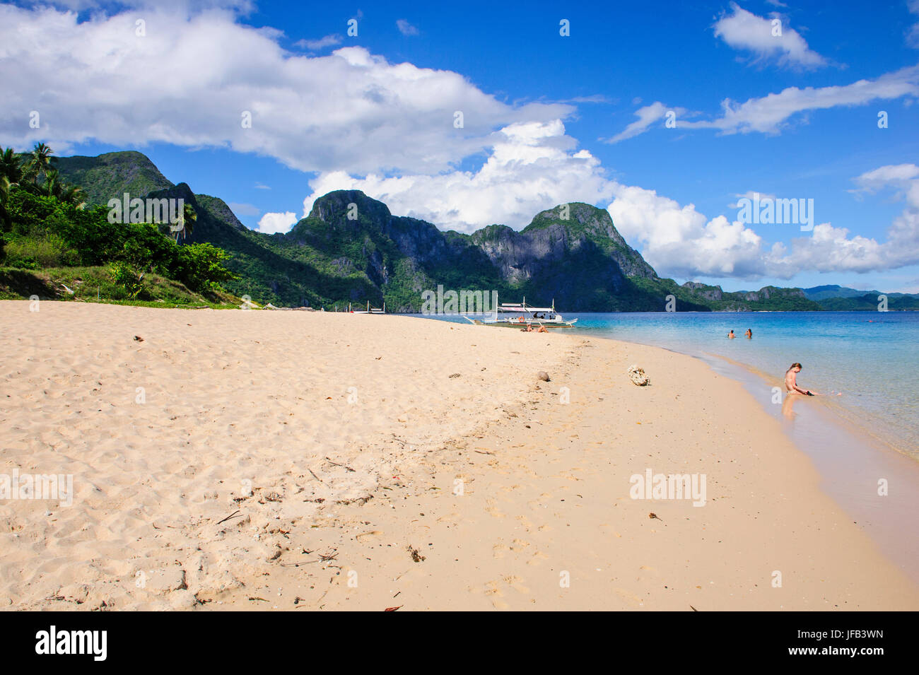 Long sandy beach in the Bacuit archipelago, Palawan , Philippines Stock ...